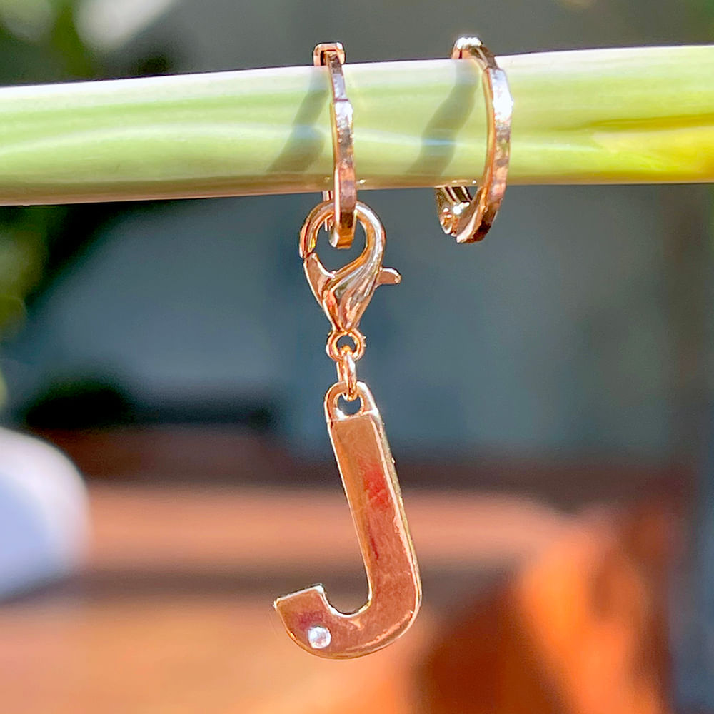 Brinco zirconia branca argola letra j (promoção 50%)