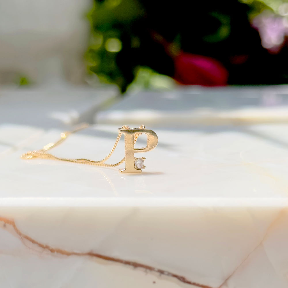 Colar letra p zircônia branca banho de ouro 18k